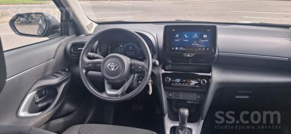 Grey Toyota Yaris 2025 in Riga, with an engine capacity of 1.50 L and mileage of 20 thousand km for 22990 €, photo 8 on AUTOMOTO.COM.LV