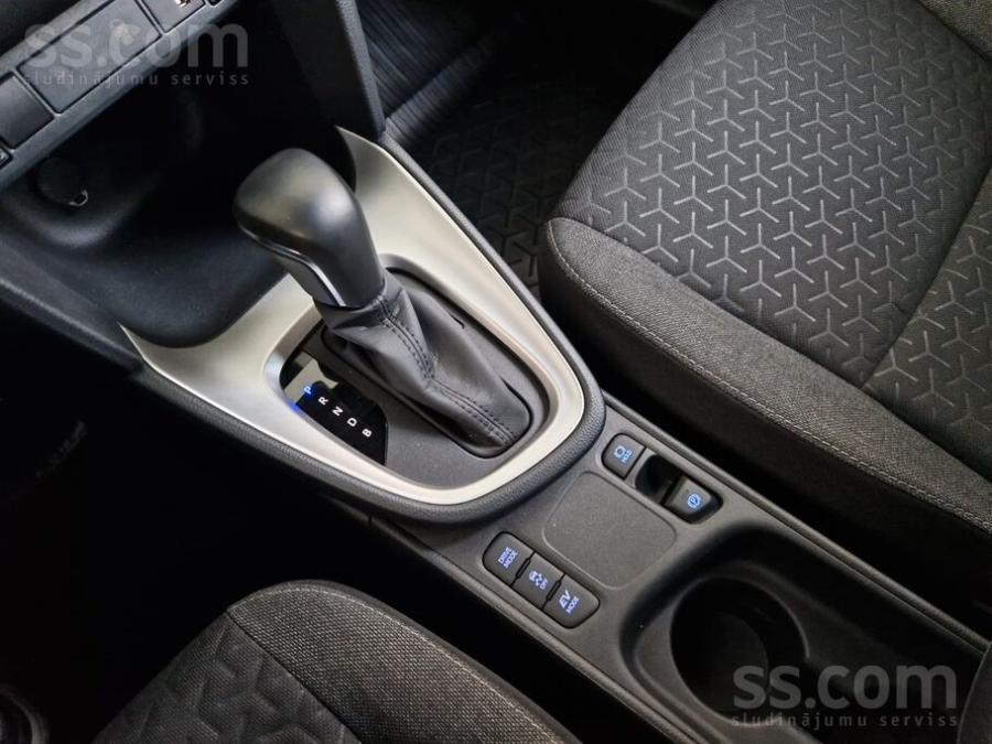 Pelēks Toyota Yaris 2025 Rīga, ar dzinēja tilpumu 1.50 L un nobraukumu 42 tūkst. km par 22500 €, foto 16 vietnē AUTOMOTO.COM.LV