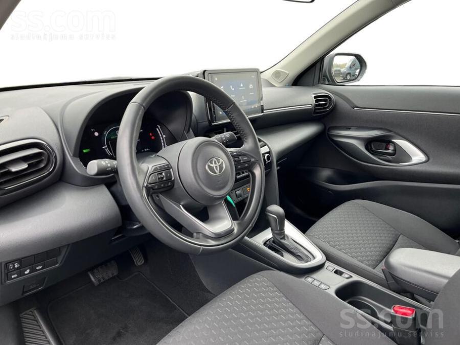 Pelēks Toyota Yaris 2025 Rīga, ar dzinēja tilpumu 1.50 L un nobraukumu 29 tūkst. km par 23490 €, foto 12 vietnē AUTOMOTO.COM.LV