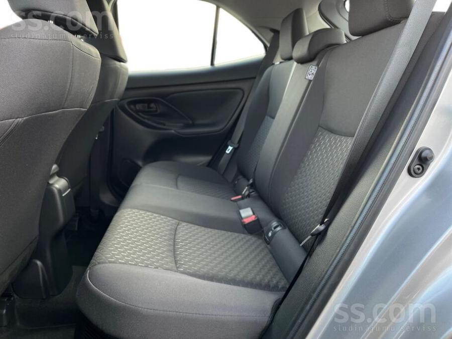 Pelēks Toyota Yaris 2025 Rīga, ar dzinēja tilpumu 1.50 L un nobraukumu 24 tūkst. km par 23490 €, foto 22 vietnē AUTOMOTO.COM.LV