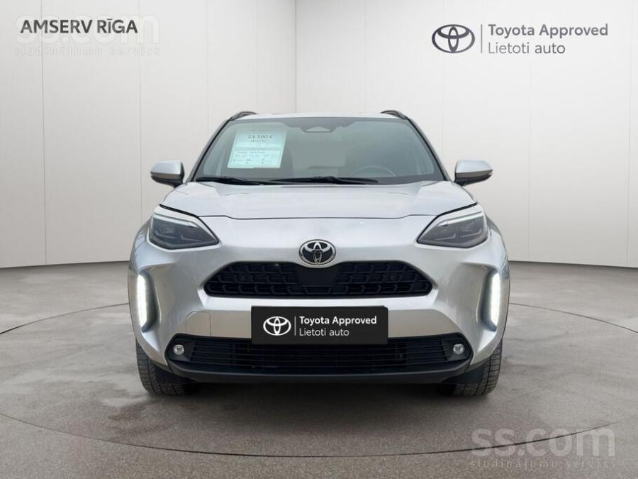 Grey Toyota Yaris 2025 in Riga, with an engine capacity of 1.50 L and mileage of 29 thousand km for 23500 €, photo 6 on AUTOMOTO.COM.LV