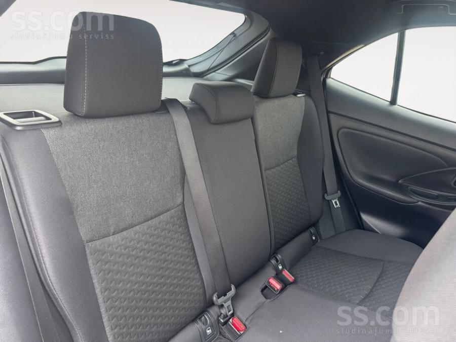 Grey Toyota Yaris 2025 in Riga, with an engine capacity of 1.50 L and mileage of 29 thousand km for 23500 €, photo 8 on AUTOMOTO.COM.LV