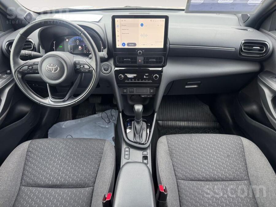 Grey Toyota Yaris 2025 in Riga, with an engine capacity of 1.50 L and mileage of 29 thousand km for 23500 €, photo 9 on AUTOMOTO.COM.LV