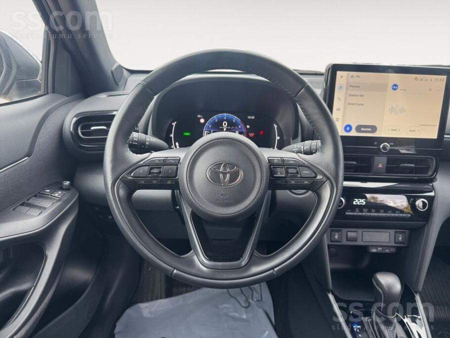 Grey Toyota Yaris 2025 in Riga, with an engine capacity of 1.50 L and mileage of 29 thousand km for 23500 €, photo 10 on AUTOMOTO.COM.LV