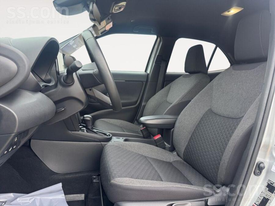 Grey Toyota Yaris 2025 in Riga, with an engine capacity of 1.50 L and mileage of 29 thousand km for 23500 €, photo 12 on AUTOMOTO.COM.LV