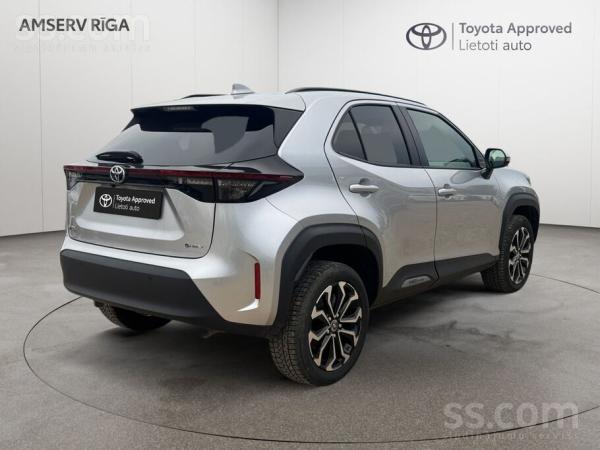 Pelēks Toyota Yaris 2025 Rīga, ar dzinēja tilpumu 1.50 L un nobraukumu 29 tūkst. km par 23500 €, foto 3 vietnē AUTOMOTO.COM.LV