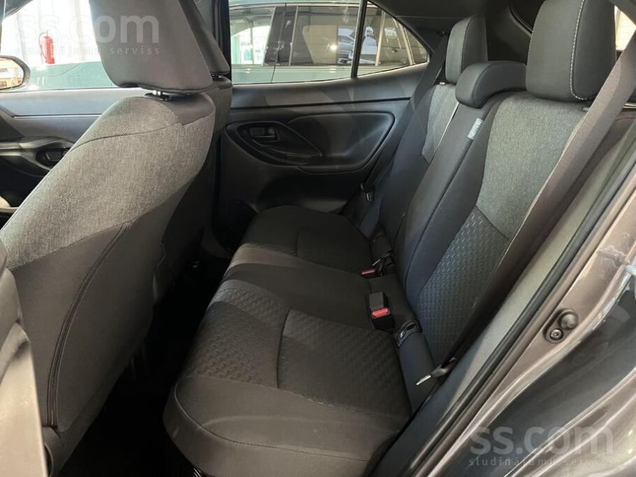 Grey Toyota Yaris 2026 in Ventspils, with an engine capacity of 1.50 L and mileage of 0 thousand km for 28195 €, photo 7 on AUTOMOTO.COM.LV