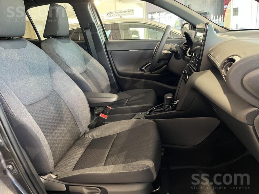 Grey Toyota Yaris 2026 in Ventspils, with an engine capacity of 1.50 L and mileage of 0 thousand km for 28195 €, photo 8 on AUTOMOTO.COM.LV