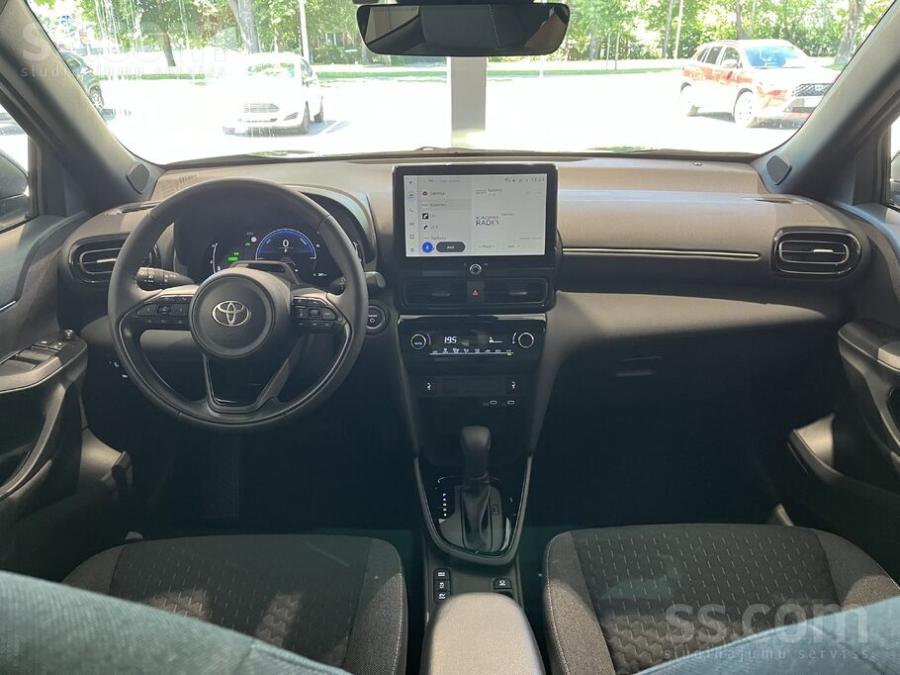 Grey Toyota Yaris 2026 in Ventspils, with an engine capacity of 1.50 L and mileage of 0 thousand km for 28195 €, photo 10 on AUTOMOTO.COM.LV