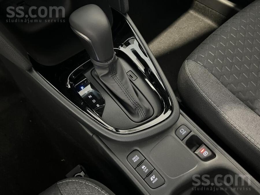 Grey Toyota Yaris 2026 in Ventspils, with an engine capacity of 1.50 L and mileage of 0 thousand km for 28195 €, photo 17 on AUTOMOTO.COM.LV