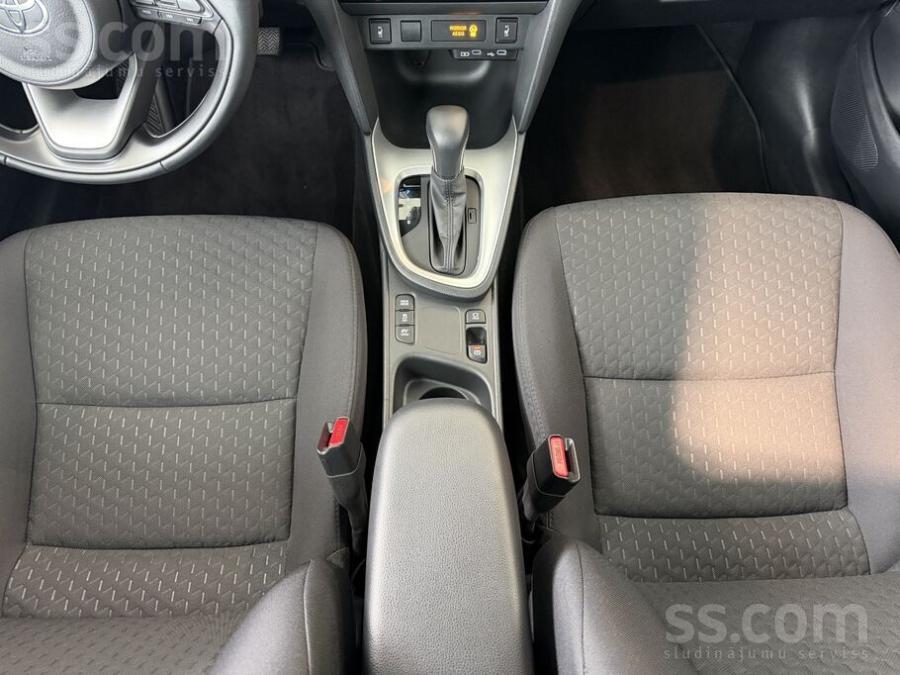 Pelēks Toyota Yaris 2026 Rīga, ar dzinēja tilpumu 1.50 L un nobraukumu 19 tūkst. km par 22500 €, foto 16 vietnē AUTOMOTO.COM.LV
