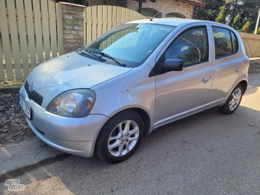 Grey Toyota Yaris 2000 in Vilnius, with an engine capacity of 1.30 L and mileage of 131 thousand km for 2400 €, photo 1 on AUTOMOTO.COM.LV