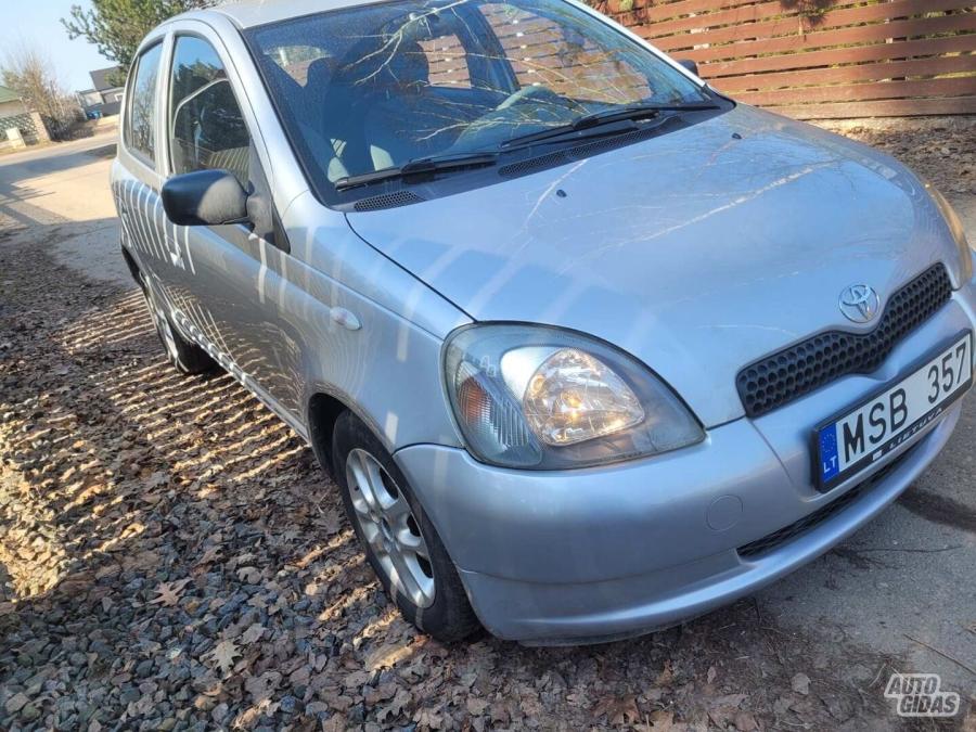 Grey Toyota Yaris 2000 in Vilnius, with an engine capacity of 1.30 L and mileage of 131 thousand km for 2400 €, photo 3 on AUTOMOTO.COM.LV