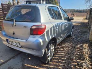Grey Toyota Yaris 2000 in Vilnius, with an engine capacity of 1.30 L and mileage of 131 thousand km for 2400 €, photo 4 on AUTOMOTO.COM.LV