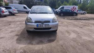 Pelēks Toyota Yaris 2000 Viļņa, ar dzinēja tilpumu 1.30 L un nobraukumu 200 tūkst. km par 750 €, foto  vietnē AUTOMOTO.COM.LV