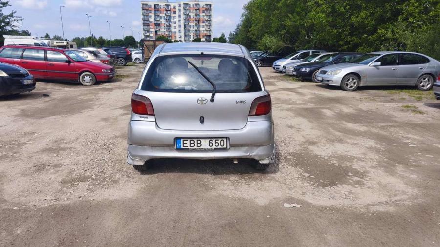 Pelēks Toyota Yaris 2000 Viļņa, ar dzinēja tilpumu 1.30 L un nobraukumu 200 tūkst. km par 750 €, foto 4 vietnē AUTOMOTO.COM.LV