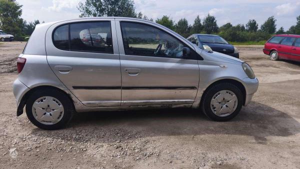Grey Toyota Yaris 2000 in Vilnius, with an engine capacity of 1.30 L and mileage of 200 thousand km for 750 €, photo 4 on AUTOMOTO.COM.LV