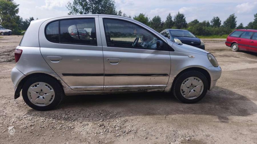 Pelēks Toyota Yaris 2000 Viļņa, ar dzinēja tilpumu 1.30 L un nobraukumu 200 tūkst. km par 750 €, foto 5 vietnē AUTOMOTO.COM.LV