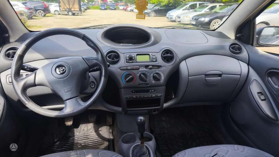 Pelēks Toyota Yaris 2000 Viļņa, ar dzinēja tilpumu 1.30 L un nobraukumu 200 tūkst. km par 750 €, foto 6 vietnē AUTOMOTO.COM.LV