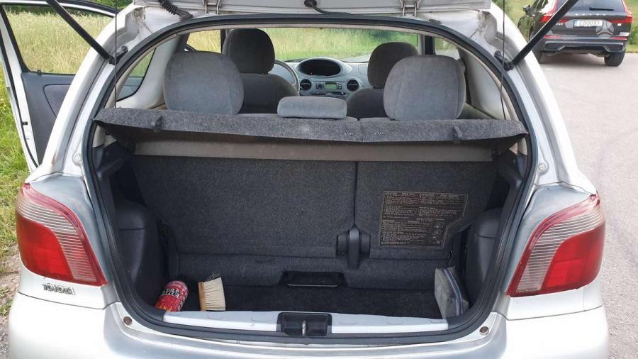 Grey Toyota Yaris 2000 in Vilnius, with an engine capacity of 1.00 L and mileage of 221 thousand km for 630 €, photo 10 on AUTOMOTO.COM.LV