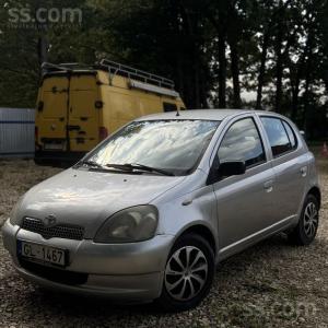 Серый Тойота Ярис 2000 в Рига, объемом двигателя 1.30 л и пробегом 230 тыс. км за 750 €, фото 1 на AUTOMOTO.COM.LV
