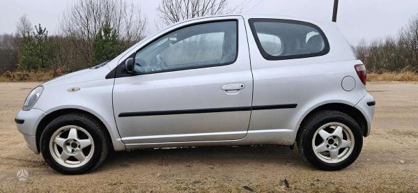 Grey Toyota Yaris 2001 in Vilnius, with an engine capacity of 1.00 L and mileage of 182 thousand km for 550 €, photo 2 on AUTOMOTO.COM.LV