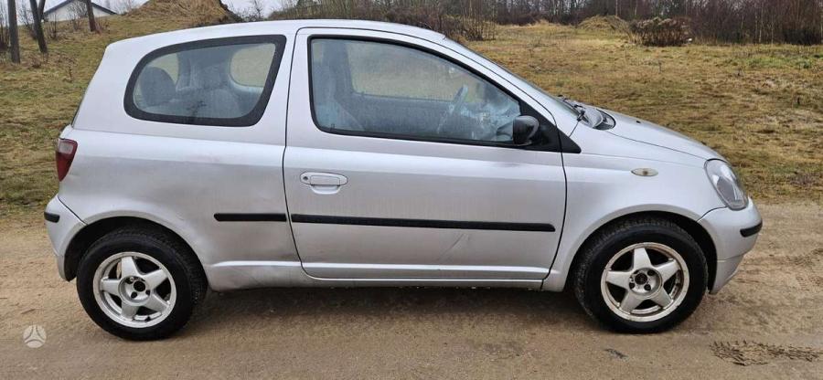 Pelēks Toyota Yaris 2001 Viļņa, ar dzinēja tilpumu 1.00 L un nobraukumu 182 tūkst. km par 550 €, foto 6 vietnē AUTOMOTO.COM.LV
