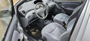 Pelēks Toyota Yaris 2001 Viļņa, ar dzinēja tilpumu 1.00 L un nobraukumu 182 tūkst. km par 550 €, foto 9 vietnē AUTOMOTO.COM.LV