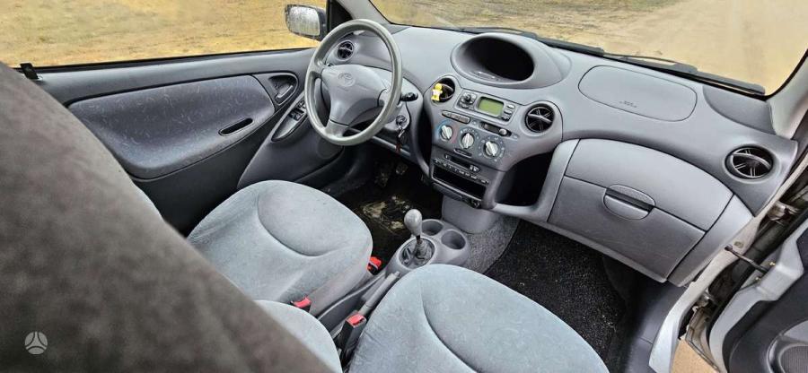 Pelēks Toyota Yaris 2001 Viļņa, ar dzinēja tilpumu 1.00 L un nobraukumu 182 tūkst. km par 550 €, foto 13 vietnē AUTOMOTO.COM.LV