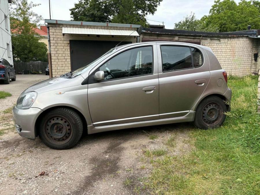 Pelēks Toyota Yaris 2001 Viļņa, ar dzinēja tilpumu 1.50 L un nobraukumu 248 tūkst. km par 500 €, foto 1 vietnē AUTOMOTO.COM.LV