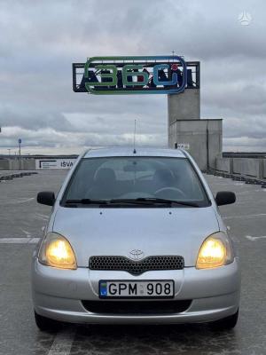 Pelēks Toyota Yaris 2002 Viļņa, ar dzinēja tilpumu 1.30 L un nobraukumu 127 tūkst. km par 1450 €, foto  vietnē AUTOMOTO.COM.LV