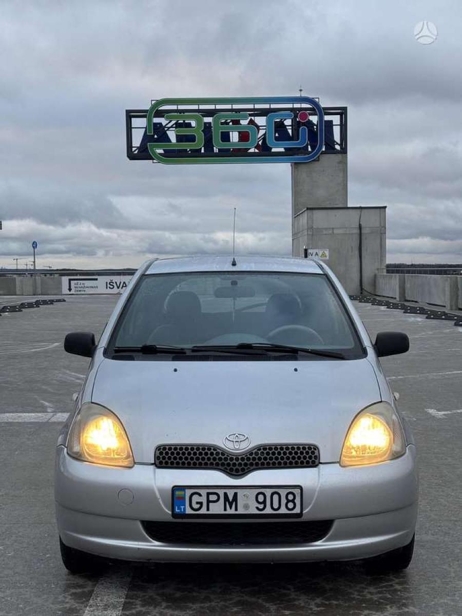 Grey Toyota Yaris 2002 in Vilnius, with an engine capacity of 1.30 L and mileage of 127 thousand km for 1450 €, photo 1 on AUTOMOTO.COM.LV