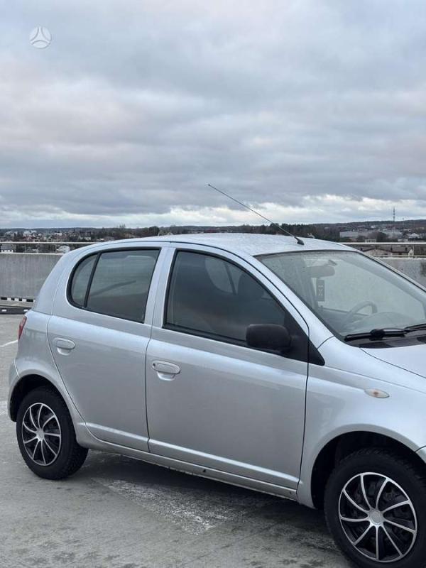 Grey Toyota Yaris 2002 in Vilnius, with an engine capacity of 1.30 L and mileage of 127 thousand km for 1450 €, photo 2 on AUTOMOTO.COM.LV