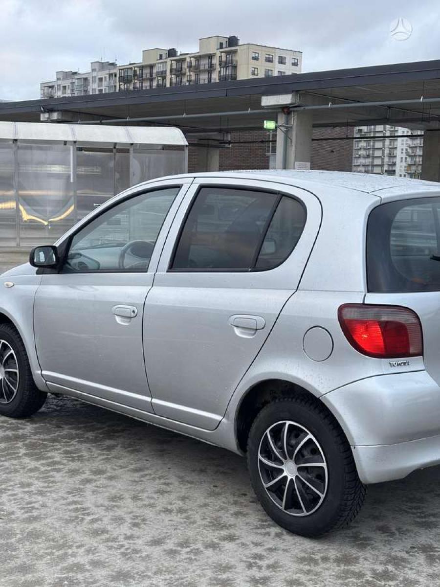 Grey Toyota Yaris 2002 in Vilnius, with an engine capacity of 1.30 L and mileage of 127 thousand km for 1450 €, photo 4 on AUTOMOTO.COM.LV