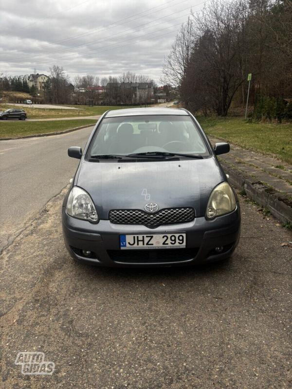 Grey Toyota Yaris 2002 in Vilnius, with an engine capacity of 1.40 L and mileage of 221 thousand km for 800 €, photo 1 on AUTOMOTO.COM.LV