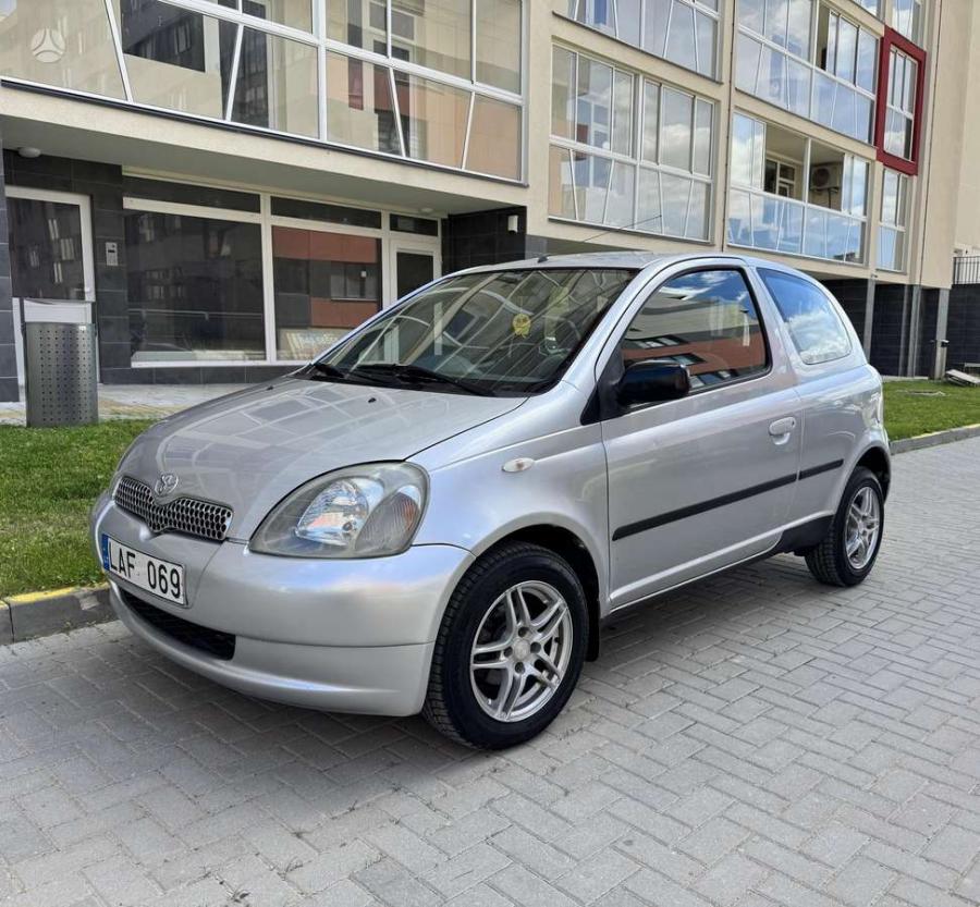 Grey Toyota Yaris 2002 in Vilnius, with an engine capacity of 1.30 L and mileage of 145 thousand km for 1850 €, photo 1 on AUTOMOTO.COM.LV