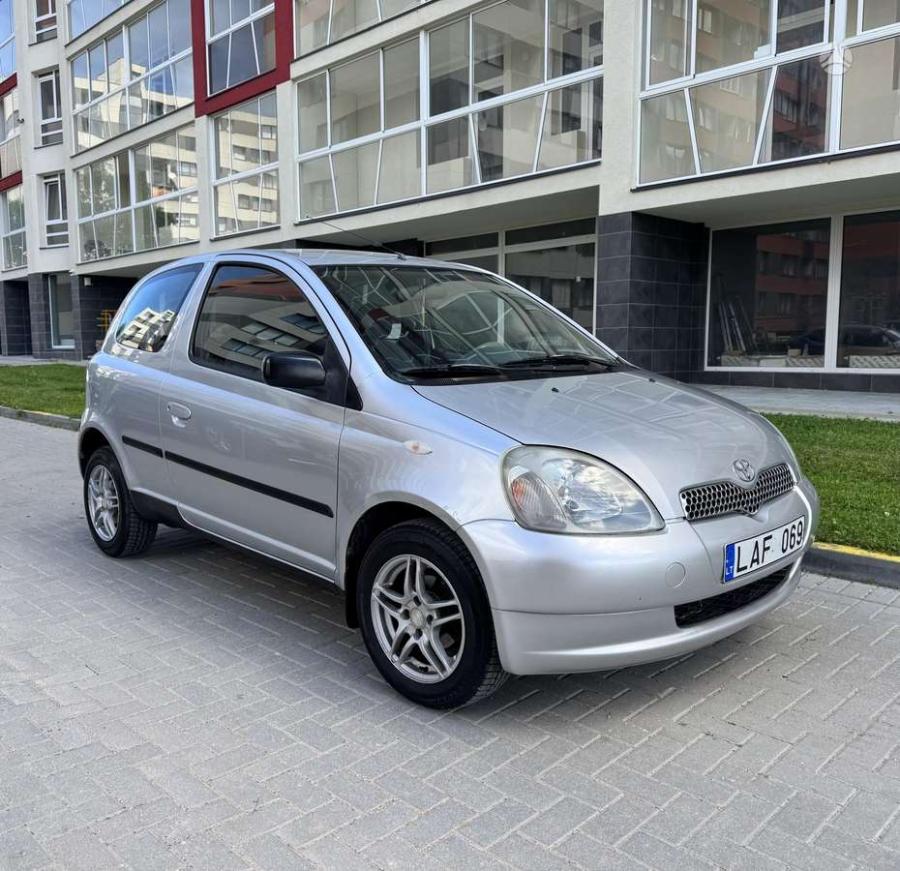 Grey Toyota Yaris 2002 in Vilnius, with an engine capacity of 1.30 L and mileage of 145 thousand km for 1850 €, photo 3 on AUTOMOTO.COM.LV