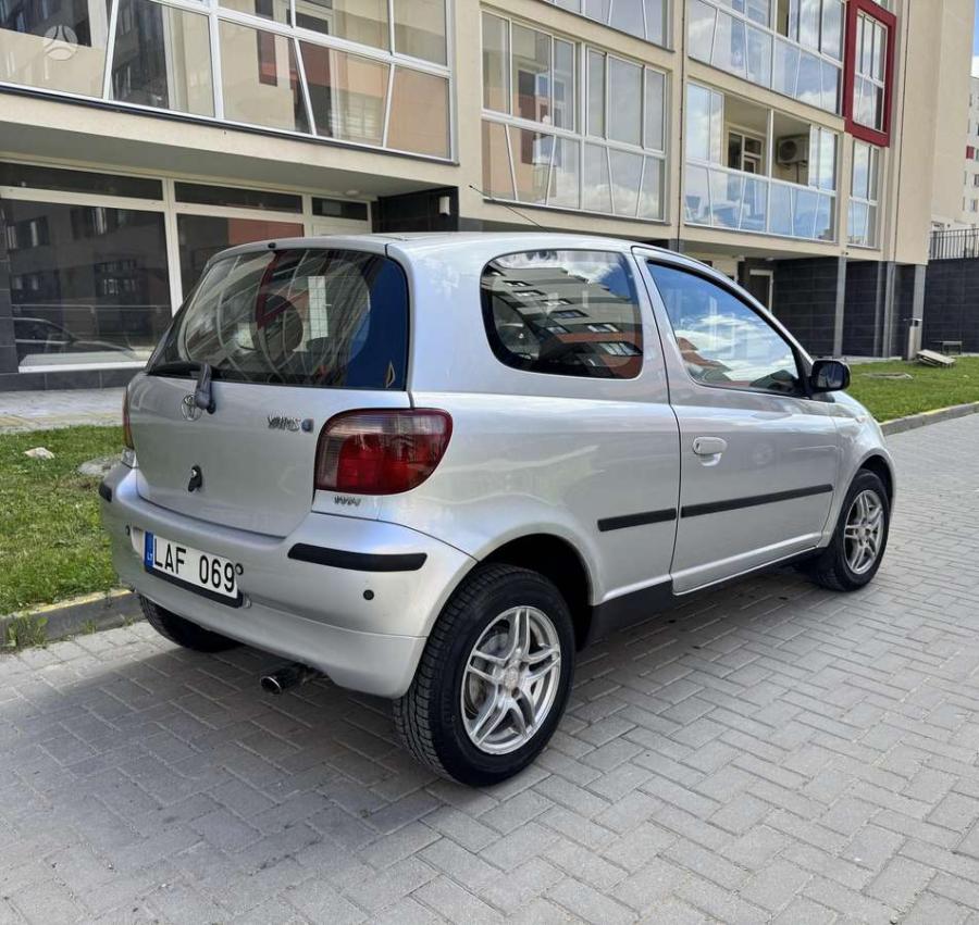 Grey Toyota Yaris 2002 in Vilnius, with an engine capacity of 1.30 L and mileage of 145 thousand km for 1850 €, photo 4 on AUTOMOTO.COM.LV