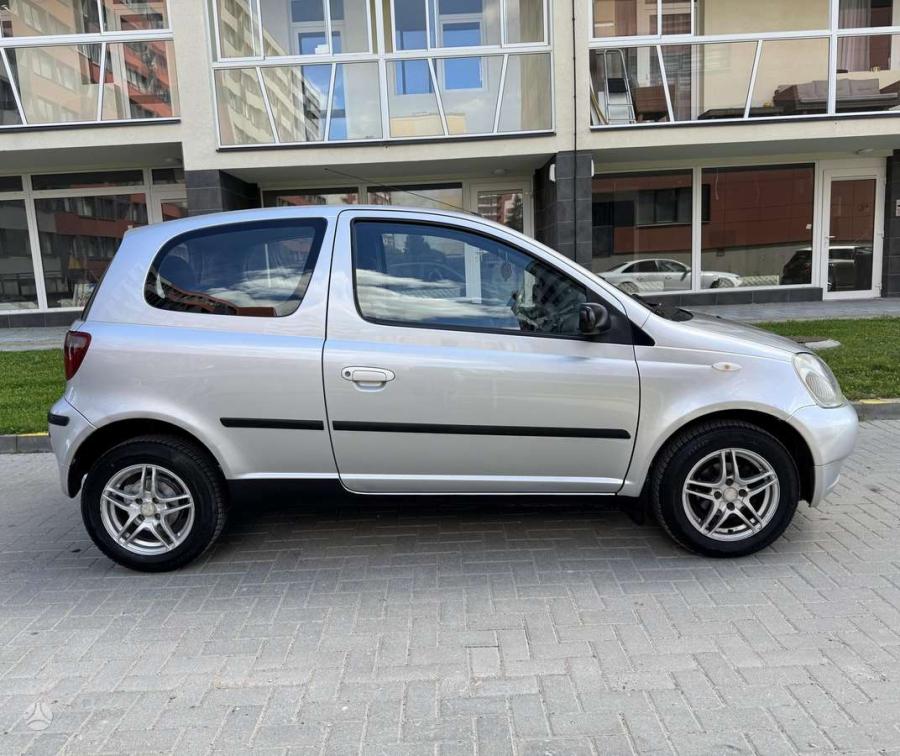 Grey Toyota Yaris 2002 in Vilnius, with an engine capacity of 1.30 L and mileage of 145 thousand km for 1850 €, photo 6 on AUTOMOTO.COM.LV