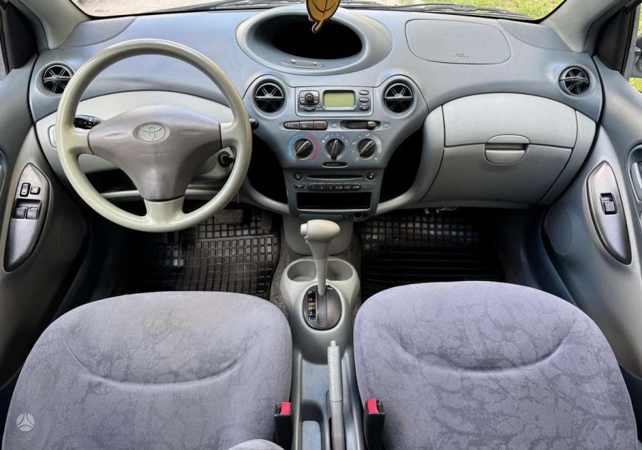 Grey Toyota Yaris 2002 in Vilnius, with an engine capacity of 1.30 L and mileage of 145 thousand km for 1850 €, photo 12 on AUTOMOTO.COM.LV