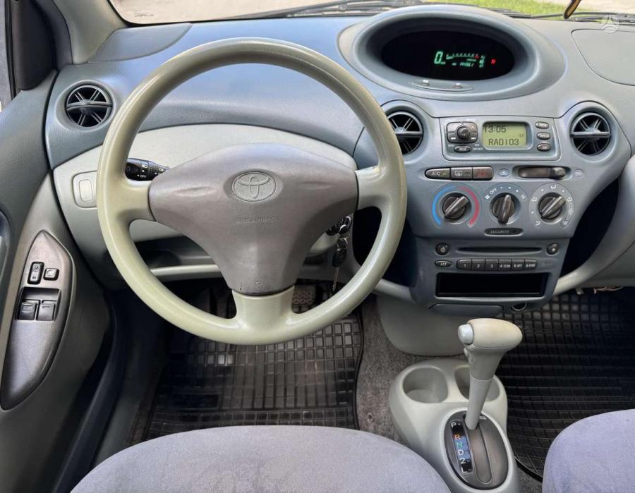 Grey Toyota Yaris 2002 in Vilnius, with an engine capacity of 1.30 L and mileage of 145 thousand km for 1850 €, photo 13 on AUTOMOTO.COM.LV