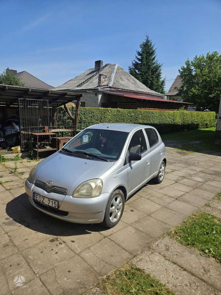 Pelēks Toyota Yaris 2002 Kauņa, ar dzinēja tilpumu 1.36 L un nobraukumu 335 tūkst. km par 550 €, foto 1 vietnē AUTOMOTO.COM.LV