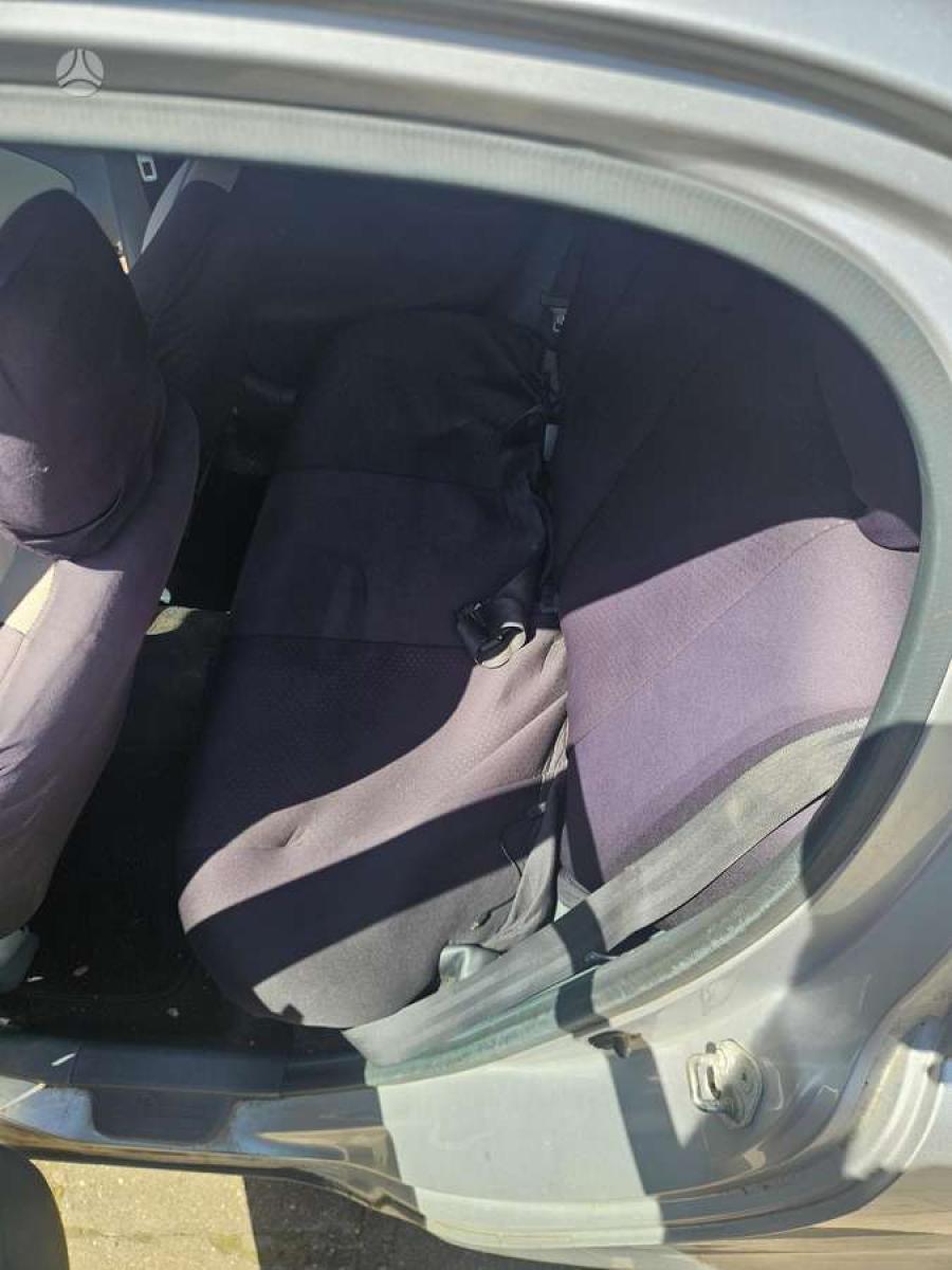 Pelēks Toyota Yaris 2002 Kauņa, ar dzinēja tilpumu 1.36 L un nobraukumu 335 tūkst. km par 550 €, foto 9 vietnē AUTOMOTO.COM.LV