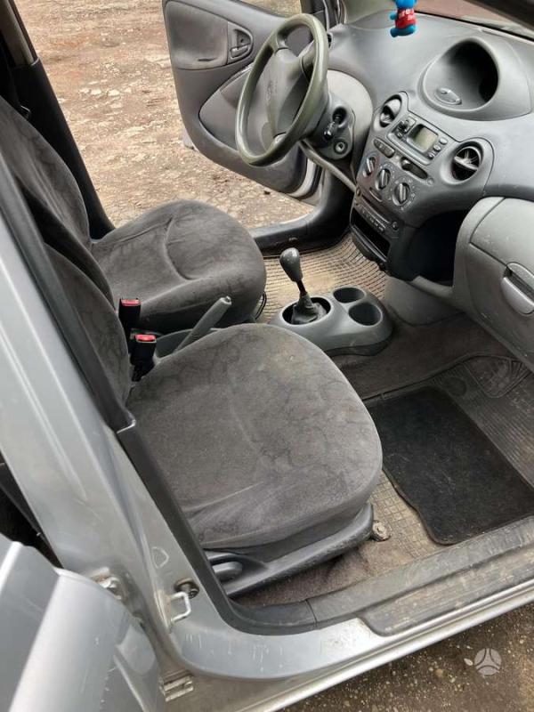 Grey Toyota Yaris 2002 in Kaunas, with an engine capacity of 1.36 L and mileage of 301 thousand km for 700 €, photo 5 on AUTOMOTO.COM.LV