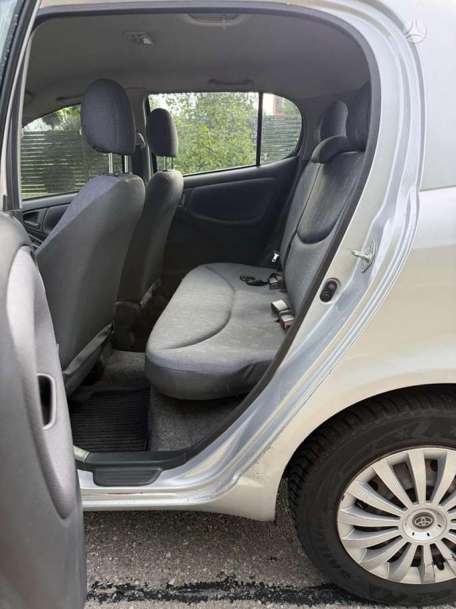 Grey Toyota Yaris 2002 in Vilnius, with an engine capacity of 1.36 L and mileage of 207 thousand km for 1450 €, photo 11 on AUTOMOTO.COM.LV