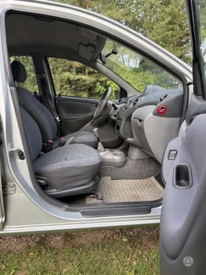 Grey Toyota Yaris 2002 in Vilnius, with an engine capacity of 1.36 L and mileage of 207 thousand km for 1450 €, photo 13 on AUTOMOTO.COM.LV