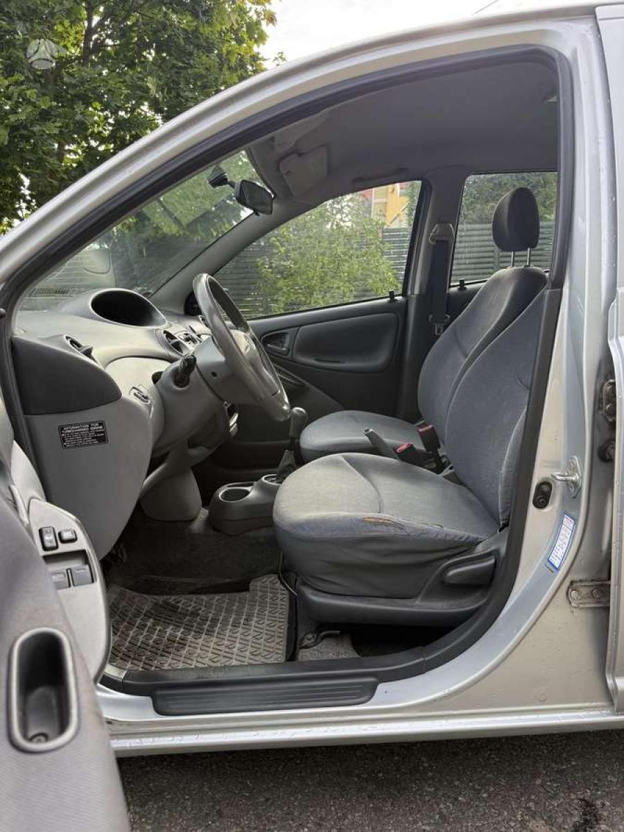Grey Toyota Yaris 2002 in Vilnius, with an engine capacity of 1.36 L and mileage of 207 thousand km for 1450 €, photo 14 on AUTOMOTO.COM.LV