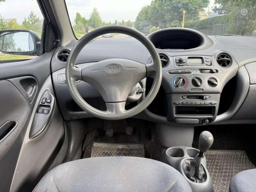 Grey Toyota Yaris 2002 in Vilnius, with an engine capacity of 1.36 L and mileage of 207 thousand km for 1450 €, photo 15 on AUTOMOTO.COM.LV