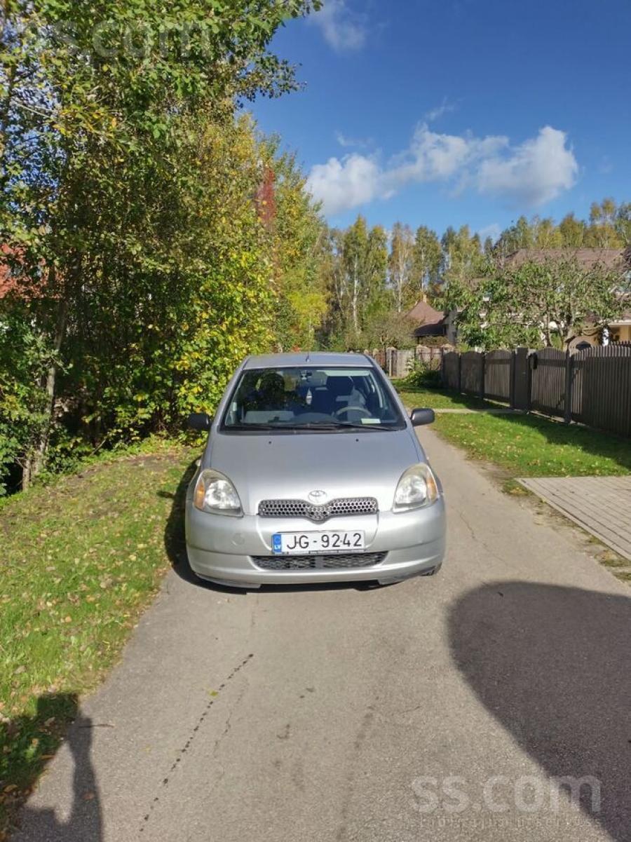 Grey Toyota Yaris 2002 in Riga, with an engine capacity of 1.00 L and mileage of 200 thousand km for 750 €, photo 1 on AUTOMOTO.COM.LV