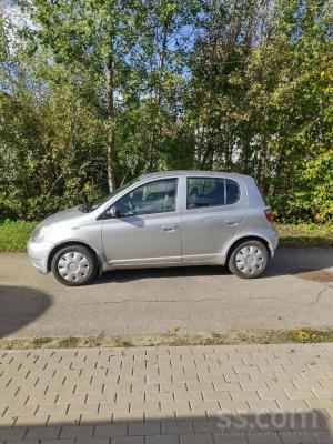 Grey Toyota Yaris 2002 in Riga, with an engine capacity of 1.00 L and mileage of 200 thousand km for 750 €, photo 4 on AUTOMOTO.COM.LV